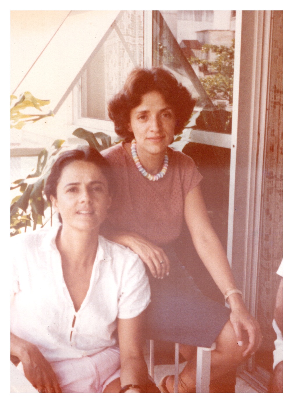FOTO DE MARIETA SEVERO COM A IRMÃ LÚCIA SEVERO